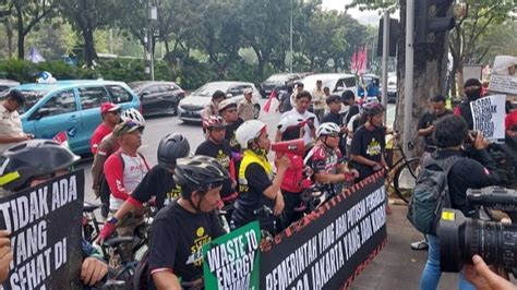 Puluhan Warga DKI Jakarta Geruduk Balai Kota Minta Heru Budi Atasi
