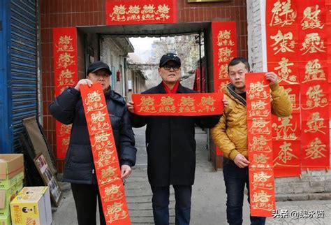 一副猪年春联里藏18个猪 有人年年贴他写的创意春联 搜狐大视野 搜狐新闻
