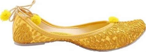 Thread And Leather Embroidered Yellow Ladies Mojari Jutti Ethnic At