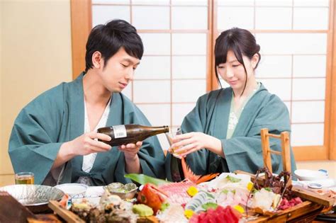 壽司分兩口吃、夾菜給別人台灣人赴日千萬別做5個「日常行為」！全是讓日本人白眼的禁忌 風傳媒