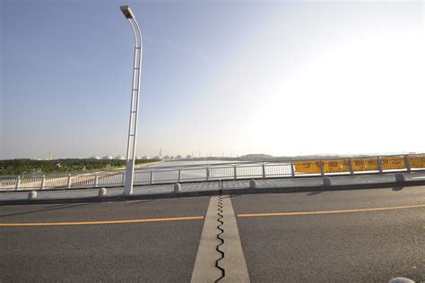 道路の継ぎ目ってどうしてあるの？ そこには地震国ならではの理由があった 自動車情報・ニュース Web Cartop