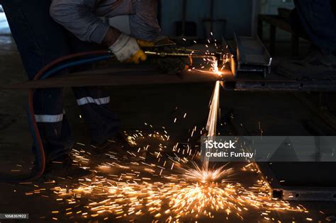 옥 시 연료 커팅입니다 옥 시 연료 절단 토치 금속 그것의 점화 온도를 열 하 데 사용 됩니다 산소의 흐름은 다음 슬 래그로 자른 면에서 흐르는 금속 산화물으로 불타는