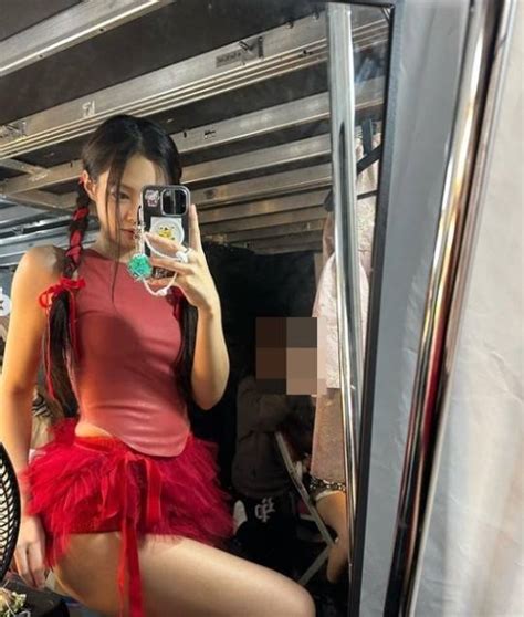 Jennie晒演唱会后台照 穿大红色超短裙好辣好美！ 搜狐大视野 搜狐新闻