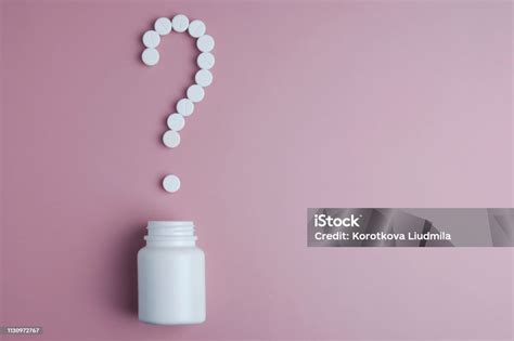 알 약과 분홍색 배경에 흰색 플라스틱 병의 질문 마크 의료 개념입니다 복사 공간 분홍색 배경 0명에 대한 스톡 사진 및 기타