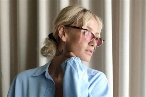 Didem Soydan kırmızı transparan elbisesiyle tüm dikkatleri üzerine