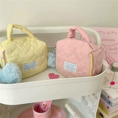 새달바스켓 파스텔 하트 퀄팅 손잡이 파우치 ★̲⌁ ࣪˖ 귀여운디자인의 파스텔 하트 퀄팅 파우치 입니다 파스텔 컬러감이 정말 예뻐요 고퀄리티로 제작되었으며 유니크한