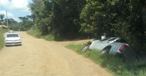 Caminhonete sai de pista e tomba na sarjeta no interior de Zortéa