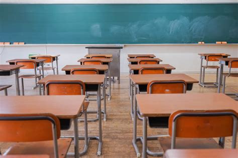 教育部：保障随迁子女平等接受义务教育，鼓励仅凭居住证入学 蓝鲸财经