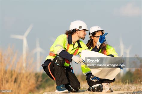 자연 에너지 풍력 터빈 현장에 주둔하는 남녀 엔지니어 풍력 에너지를 전기로 변환하는 주요 풍력 터빈 운영에 대한 일일 감사 작업 2명에 대한 스톡 사진 및 기타 이미지