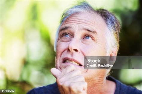 Photo Libre De Droit De Un Homme Anxieux La Main Sur Le Menton Lève Les