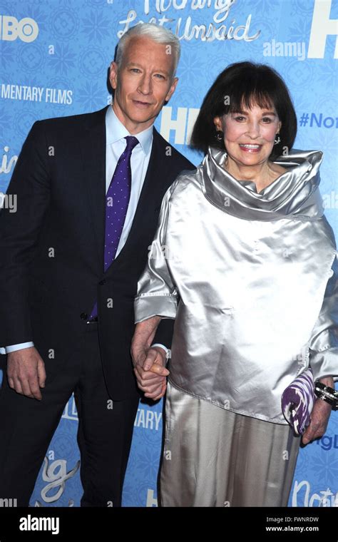 Anderson Cooper Und Gloria Vanderbilt At The Premiere Of The HBO