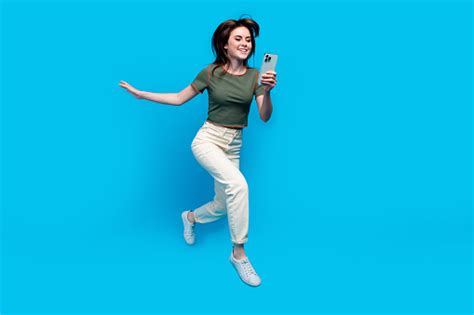 사랑 스럽다 펑키 만족 소녀 옷 카키색 티셔츠 달리기 모습 스마트 폰 고립 된 파란색 배경 20 24세에 대한 스톡 사진 및 기타 이미지 20 24세 Brand