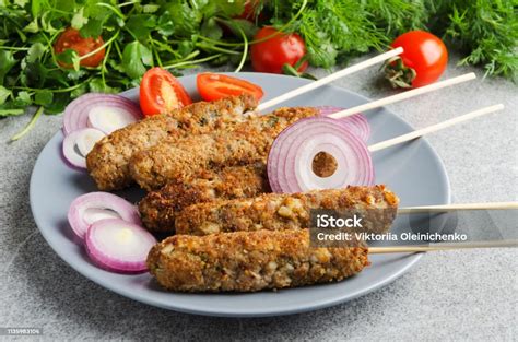 나무 꼬치 얇게 썬 양파 토마토 딜 고 수와 회색 식탁에 케밥과 함께 서빙 접시의 근접 촬영 고기에 대한 스톡 사진 및 기타