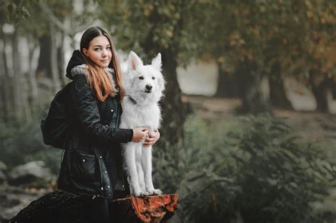 Cabelo Ruivo Bonito Jovem Fêmea Abraçando E Beijando Seu Cachorro Amor