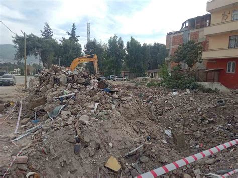 Hatay da Depremden Gün Sonra Bir Ceset Daha Çıktı Onedio