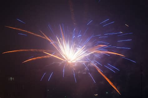 어두운 하늘 배경에 아름다운 다채로운 불꽃 놀이 선택적 초점 배경 텍스처 Pyrotechnic Effects에 대한 스톡 사진