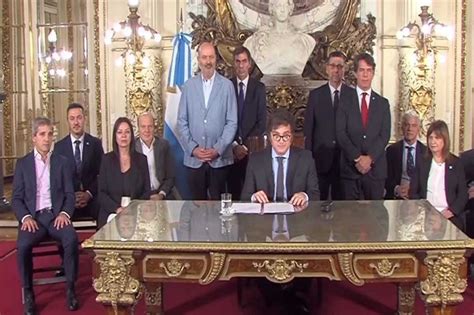 Megadecreto Económico De Milei Enfrenta Protesta En Su Contra