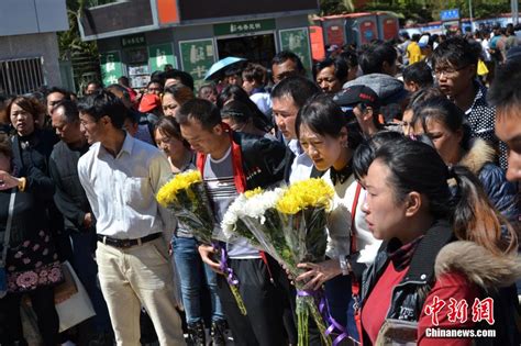 昆明市民在火车站悼念“3·01”暴恐案遇难者组图河南频道凤凰网