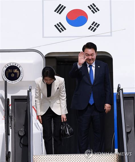 윤석열 대통령 부부 나토 정상회의 참석 일정 마치고 귀국길 연합뉴스
