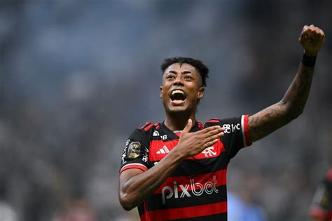 Bruno Henrique Comemora Marca Histórica Pelo Flamengo Mundobola