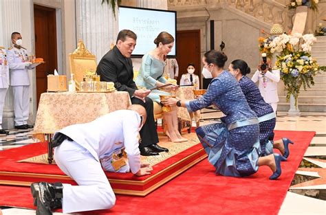 ผู้หญิง พระบาทสมเด็จพระเจ้าอยู่หัว และ สมเด็จพระนางเจ้าฯ พระบรมราชินี เสด็จพระราชดำเนินทรงเปิด
