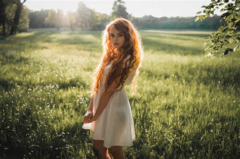 Девушка в зеленом платье и с рыжими волосами 86 фото