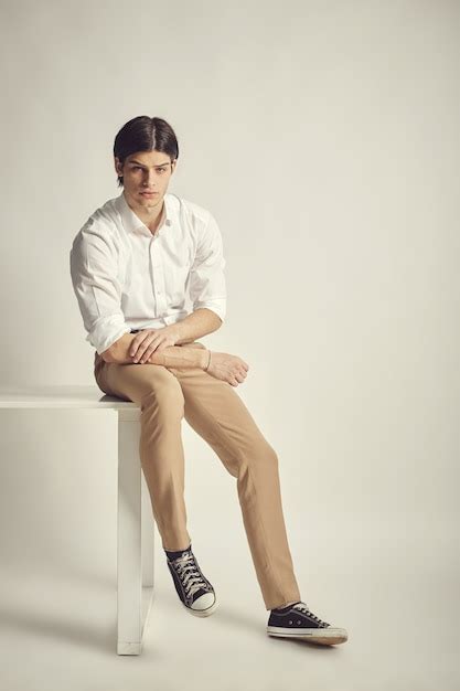 Portrait D Un Beau Jeune Homme Photo Gratuite