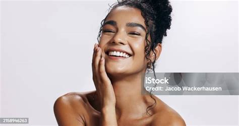 스튜디오 여성의 빛과 초상화 스킨 케어의 터치 및 트리트먼트 결과에서 몸의 부드럽고 빛 분홍색 배경 얼굴 피부에 대한 자부심 사람과 손에 대한 피부과 및 화장품 25 29