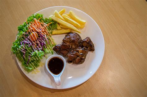 구운 돼지고기 스테이크와 채소 감자 튀김 및 테이블 샐러드와 구운 돼지고기의 접시 육즙 구운 돼지 고기 그린 0명에 대한 스톡 사진 및 기타 이미지 Istock