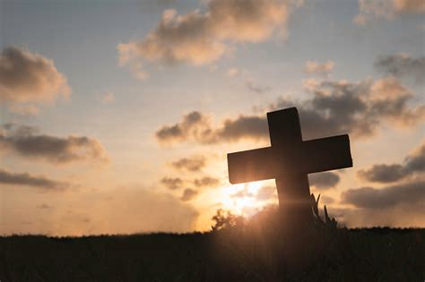 실루엣 예수 그리스도â 죽음 일몰 좋은 금요일에 갈보리 언덕에 십자가 십자가에 기독교에 대한 찬양에 대한 부활절 날 개념에 상승