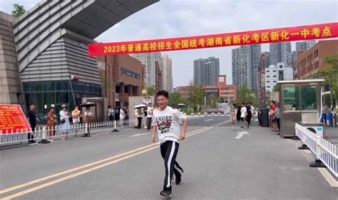 高考结束，考场外三名武术少年连翻13个“筋斗云”庆祝学长毕业 青蜂侠 Bee 青蜂侠 Bee 哔哩哔哩视频