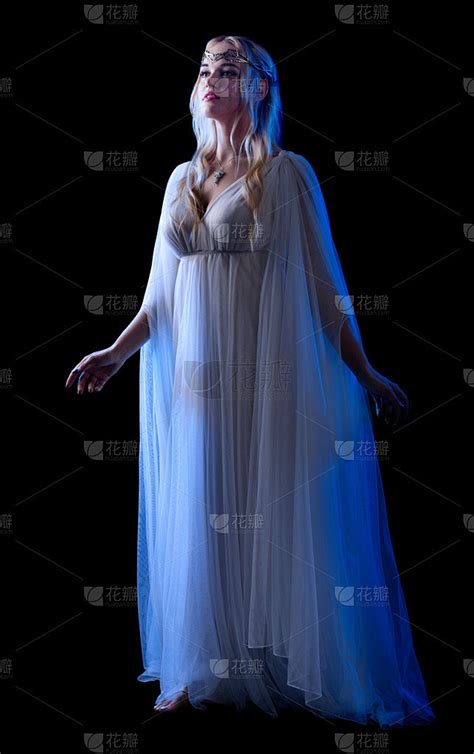 年轻的精灵女孩隔离