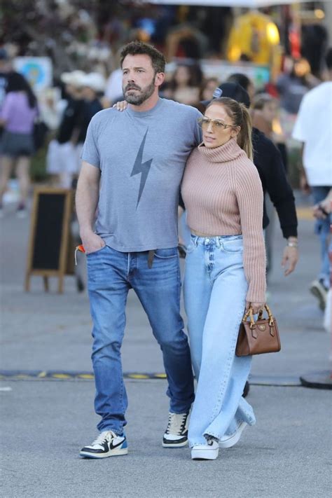 Jennifer Lopez Pairs Her Baggy Jeans With Princess Dianas Favorite