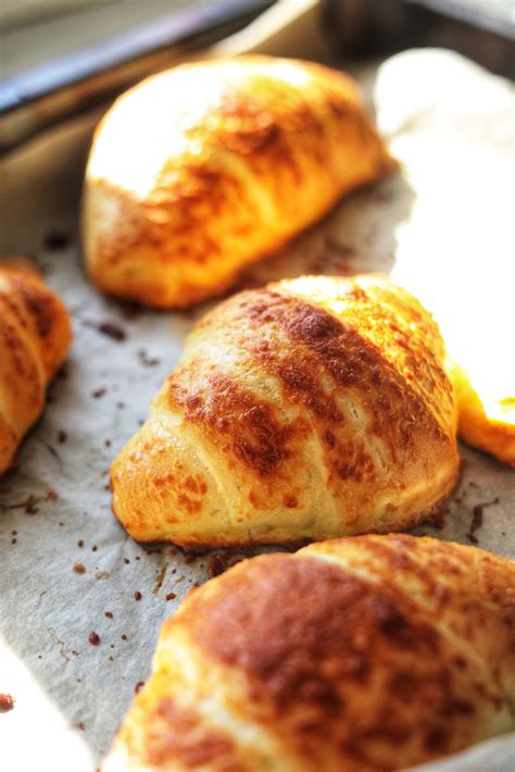 Cornuri Pufoase Cu Cascaval Demancare