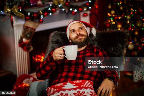 산타의 모자를 쓰고 있는 잘생긴 청년 크리스마스 가이 초상화 크리스마스에 대한 스톡 사진 및 기타 이미지 크리스마스 힙스터 사람 성인 전용 Istock
