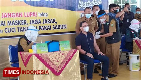 Suami Bupati Indramayu Terpilih Jadi Yang Pertama Disuntik Vaksin Covid