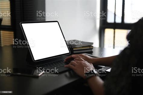 컴퓨터 태블릿의 키보라드에 타이핑 용 여성의 손의 자른 샷 그래픽 디스플레이 몽타주를위한 빈 화면 사무실에 대한 스톡 사진 및