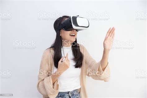 Vr 헤드셋을 가진 아시아 여성 그녀의 손을 사용하여 상상의 버튼을 터치합니다 가상현실 시뮬레이터에 대한 스톡 사진 및 기타