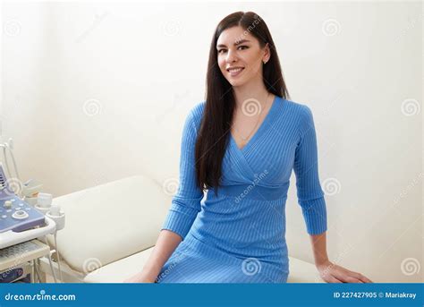 Jeune Femme En Attente D un Gynécologue Pour Faire Des échographies