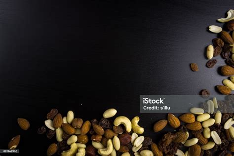 검은 배경에 혼합된 땅콩입니다 최고의 볼 수 있습니다 아니 포토샵 사용입니다 텍스트에 대 한 공간을 복사 합니다 0명에 대한