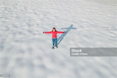 행복한 여자 눈 덮인 땅에 서있는 팔을 펼친 빨간 겨울 재킷을 입은 소녀 공중 상단보기 무인 항공기 자유 희망 평화 개념 35