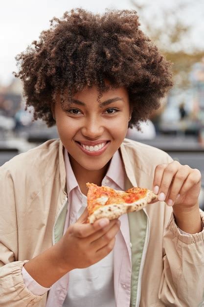 Linda Garota Tem Uma Pizza Deliciosa Após Um árduo Dia De Trabalho