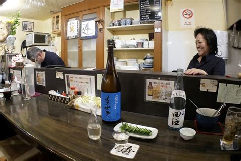 隠れ家のような居酒屋、居酒場で晩酌、キンミヤでホッピーにラムの長芋炒め、田酒生酒にカンパチのあら汁、爽やかな美丈夫しぼりたてにぴったりおいしい