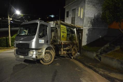 V Deo Caminh O De Lixo Desce Rua Desgovernado E Bate Em Muro De Casa