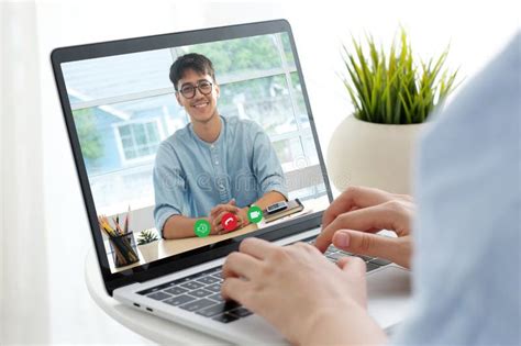 Trabajo De Videoconferencia De Hombres Y Mujeres De Asia Casera Haciendo Videollamadas Al Equipo