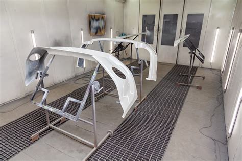 워크샵에서 화이트 제등을 사용 하 여 차체 수리점에서 범퍼 전면과 후면 튜닝 스포일러와 사이드 스텝에 퍼 티와 페인트를 바른 후 차체 부품의 전문 상자에 도장 및 건조 0