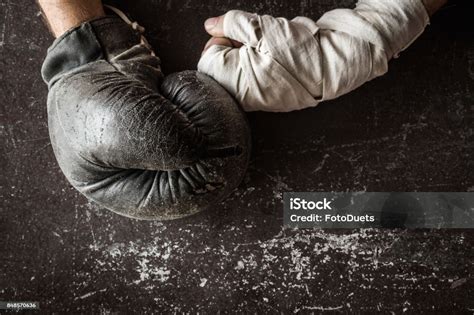 권투 선수의 오래 된 권투 글러브 복싱 랩에 손 싸움에 대 한 준비입니다 어두운 배경입니다 싸움 개념입니다 빈티지 복고 스타일입니다 남자의 강도입니다 Championship