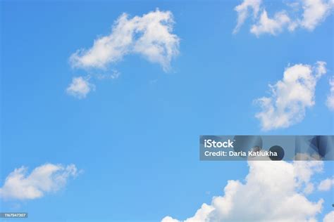 하늘 천사의 흰색 구름과 햇빛과 파란색 푸른 하늘의 밝고 다채로운 사진 흰색과 파란색 조명과 색상빛 섬세하고 통풍이 흐린 배경