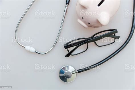 의학 의사 장비 청진 기 또는 폰 내 시경 돼지 저금통 안경 흰색 배경에 고립 건강 검진에 대한 스톡 사진 및 기타 이미지