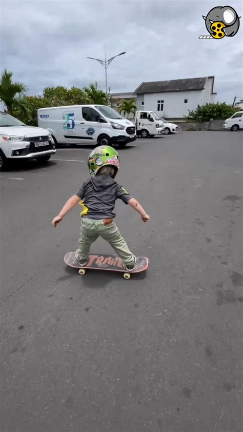 اسکیت بازی بسیار زیبای پسر بچه فیلو